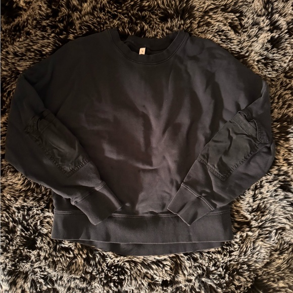 Fabletics | Tops | Black Fabletics Sweatshirt With Sleeve Pocket Detail ...